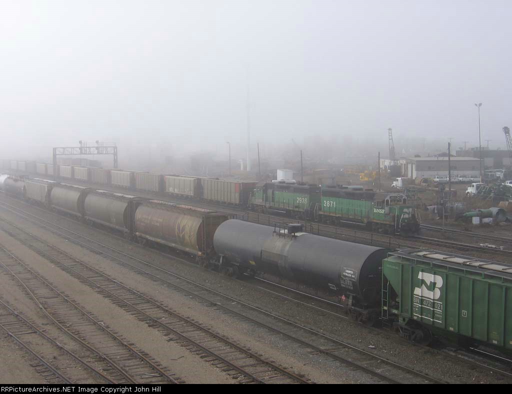070324016 In dense fog, BNSF Transfer from Daytons Bluff delivers NSPX coal empties to BNSF ...